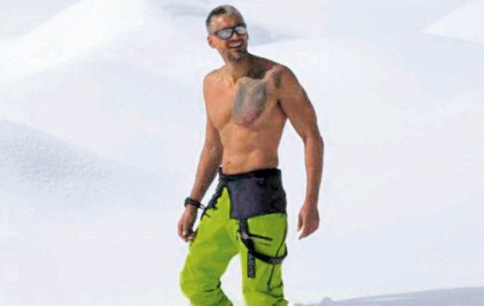 FOTO NJUZ: Čedomir Jovanović gleda gde mu je jakna - Njuz.netNjuz.net