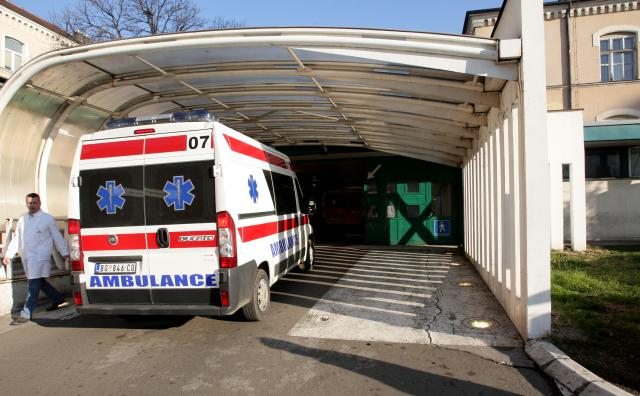 Lekari se bore za život čoveka koji je seo na hladan beton - Njuz.net Lekari se bore za život čoveka koji je seo na hladan beton - Njuz.net