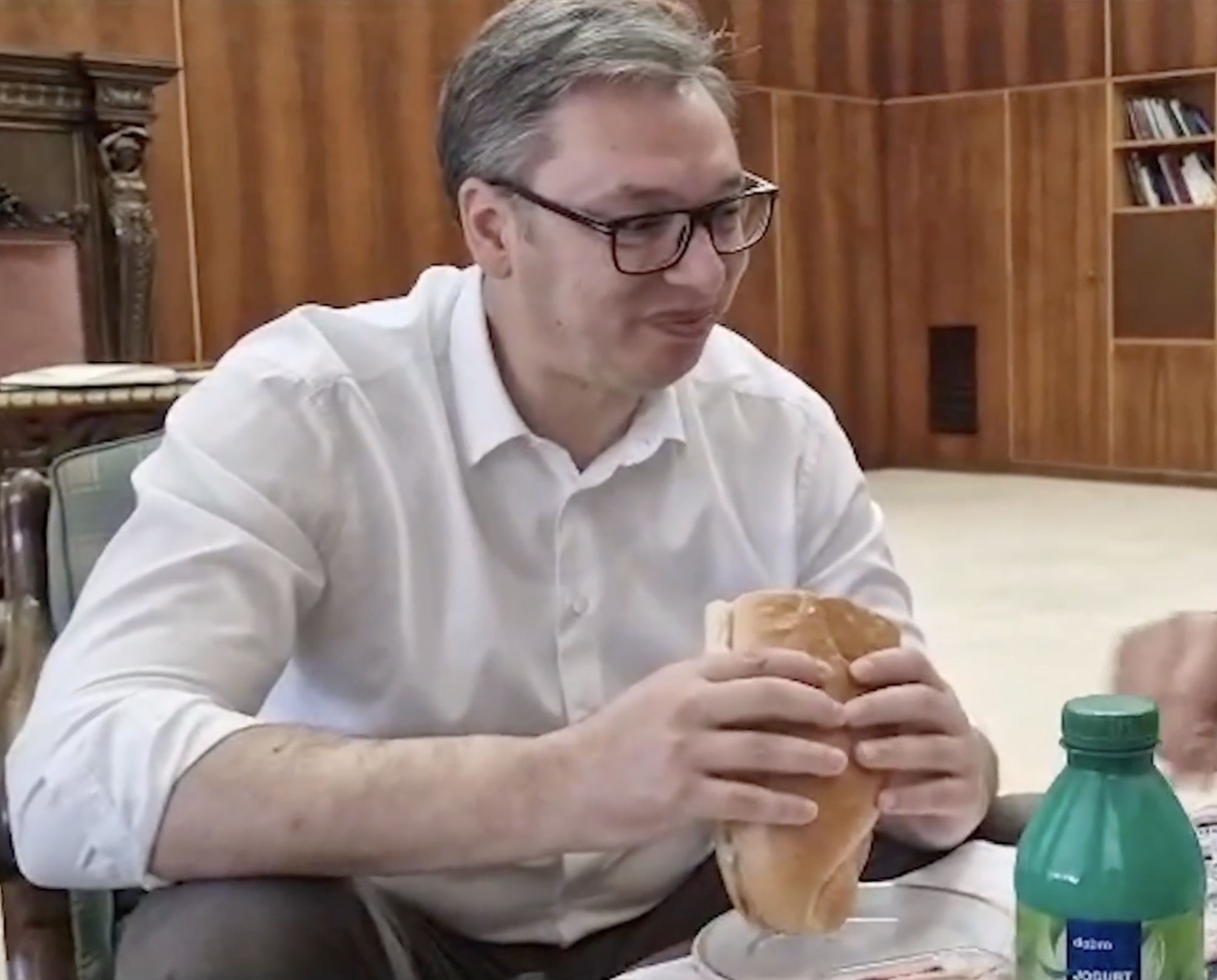 Vučić izazvao opoziciju na TV duel u jedenju parizera - Njuz.net